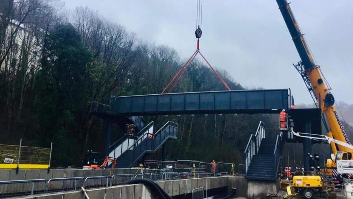 No crane no gain: Network Rail install first part of new fully ...